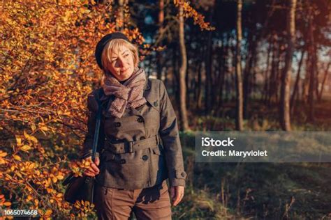 가 숲에서 산책 하는 중 년 여자 고위 여자 액세서리와 세련 된가 옷을 입고 가을에 대한 스톡 사진 및 기타 이미지 가을 개인 장식품 낮 Istock
