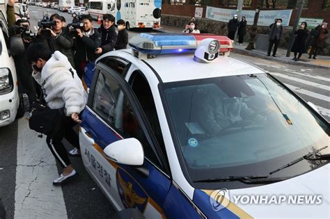 경찰차 타고 고사장 도착한 수험생 연합뉴스