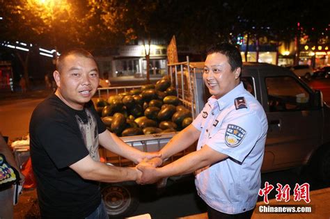 小贩与城管换角色 受不了异样眼光结束体验频道凤凰网