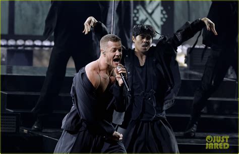 Imagine Dragons Dan Reynolds Goes Shirtless Bares Abs At American