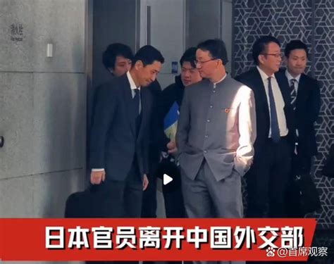 刚刚，有媒体曝出日本外务省官员离开中国外交部的场景。作为日本外务省亚洲大洋洲局局长的金井正彰，昨天起访华，围绕日本首相高市早苗涉台言论与中方