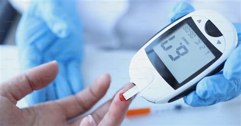 혈당계 클로즈업으로 환자의 혈당을 측정하는 의사 당뇨병 개념의 진단 사진 Unsplash의 피 이미지