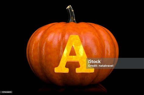 빛나는 편지 호박에 새겨진 편지 A 검은 배경에 할로윈 글꼴 3d 렌더링 검은색에 대한 스톡 사진 및 기타 이미지 검은색 공포 무서움 교육 Istock