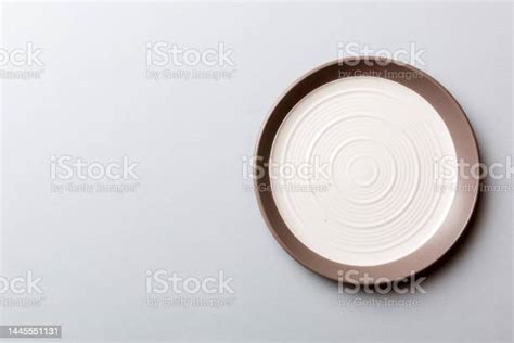 음식을 위한 컬러 배경 빈 둥근 흰색 접시의 격리된 상위 뷰 디자인을 위한 공간이 있는 빈 접시 0명에 대한 스톡 사진 및 기타 이미지 Istock