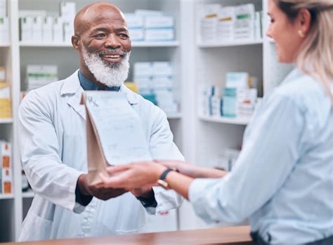 Consultar Medicina Y Farmacia Con Un Hombre Negro Y Un Cliente Para