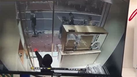 銅鑼灣錶行劫案天眼曝光劫匪猛扯跌開門女子 闖入大肆搜掠46秒 途人未察覺淡定經過 星島日報