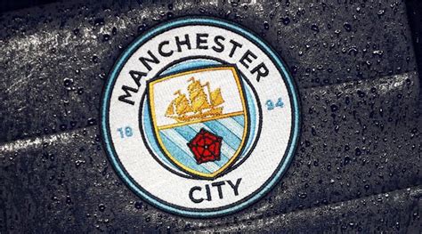 مانشستر سيتي يوقف مشجعين بسبب السخرية بعد وفاة بوبي تشارلتون بطولات