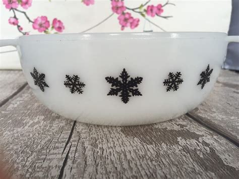 Snowflake Pattern Vintage Jaj Pyrex Easygrip Casserole Medium Etsy