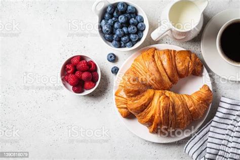 크로와상 커피와 딸기 회색 배경과 함께 맛있는 아침 식사 0명에 대한 스톡 사진 및 기타 이미지 0명 과일 달콤한 롤빵