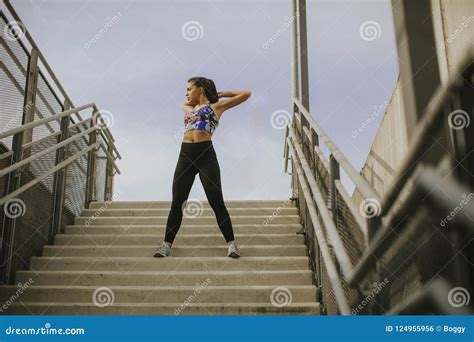 Exerc Cio Da Jovem Mulher No Ambiente Urbano No Dia Foto De Stock
