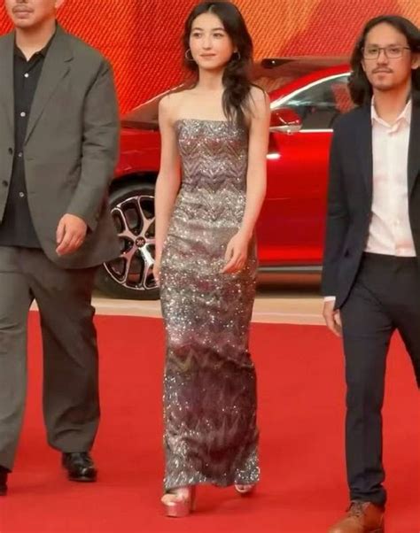 张子枫穿20厘米高跟鞋惊艳红毯？为新片学花滑平衡力强，又美又酷 意浏娱乐