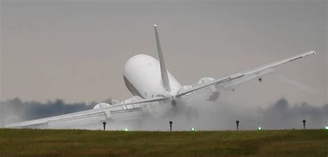 This Crazy Crosswind Landing Will Make Your Heart Jump