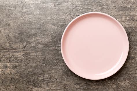 시멘트 배경에 빈 분홍색 판의 상단보기 디자인을 위한 빈 공간 0명에 대한 스톡 사진 및 기타 이미지 0명 공란 그릇
