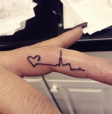 Compartir más de 84 corazón dedo tatuaje muy caliente netgroup edu vn