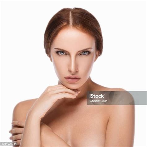 Wanita Cantik Di Latar Belakang Putih Foto Stok Unduh Gambar Sekarang