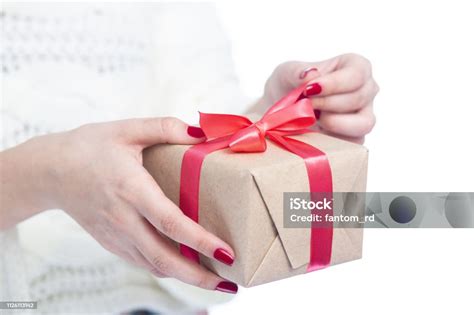 여자 손에 흰색 절연된 배경 개념 겨울 휴가에 공예 종이에 싸서 상자를 여는 여자는 현재를 들고 가족에 대한 스톡 사진 및 기타