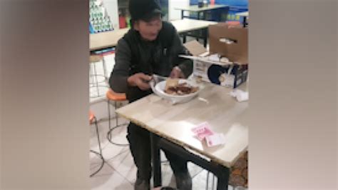 双向的真情！拾荒老人给免费管他两年饭的饭店主孩子压岁钱所有人澎湃新闻 The Paper