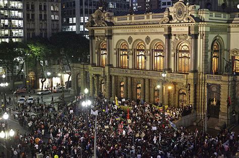 Protesto contra aumento do ônibus termina em confronto no centro de SP Cotidiano