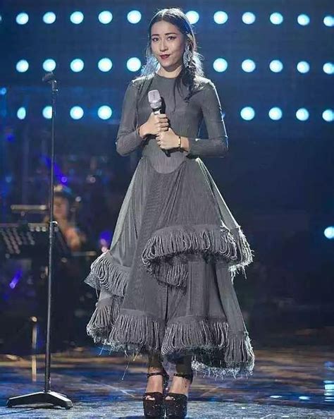 31歲吉克雋逸披著被子就出來了一般人真穿不了美翻了 壹讀