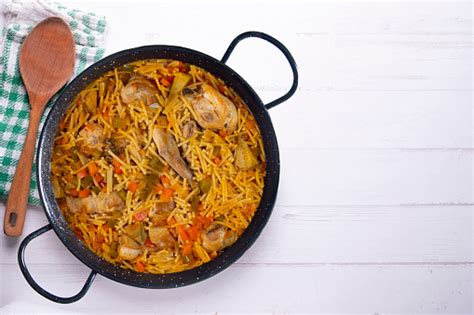 국수 토끼 및 야채가있는 Paella 스페인 해안의 전형적인 타파 0명에 대한 스톡 사진 및 기타 이미지 0명 고급 요리