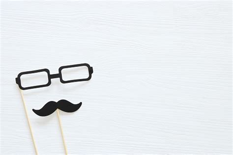 흰색 배경 위에 파티에 대 한 재미 있는 사진 부스 소품의 상위 뷰 이미지 Movember에 대한 스톡 사진 및 기타 이미지 Movember 개념 남자 Istock