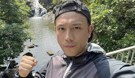 香港知名男星一家陷经济困难，没钱交电费遭断电，四处欠债不还
