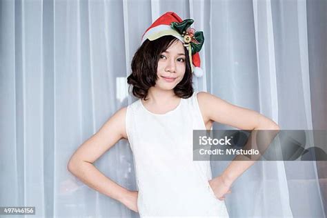 인물사진 Of 행복함 아름다운 여자아이 안전띠를 산타 모자 12월에 대한 스톡 사진 및 기타 이미지 12월 2015년 겨울 Istock