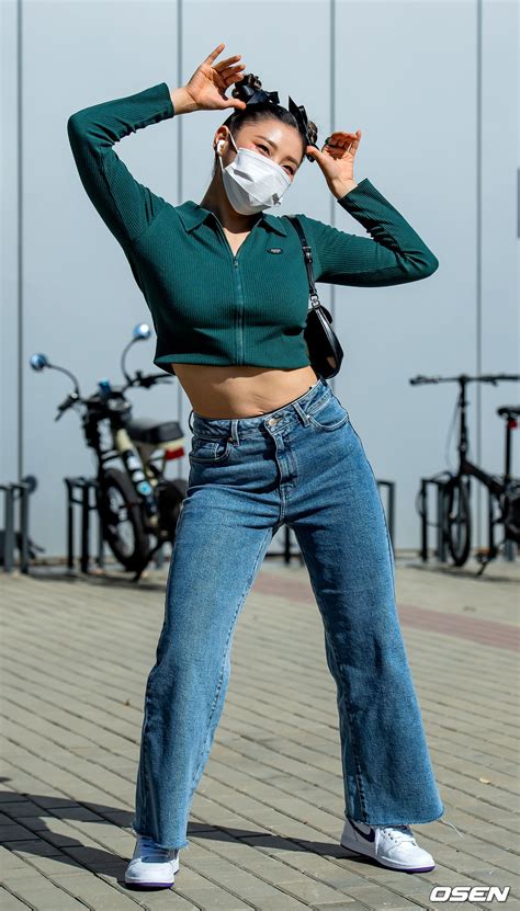 [사진]스우파 리정 출근길 깜찍한 안무 Osen