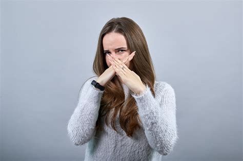 매력적인 백인 여성 유지 손바닥 교차 정지 제스처를하고 갈색 머리에 대한 스톡 사진 및 기타 이미지 갈색 머리 개념 기술