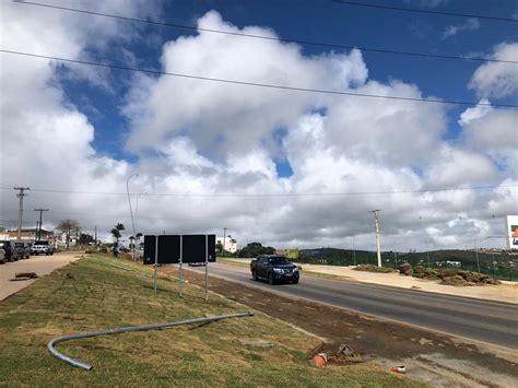 Cinco homens ficam feridos após serem atingidos por poste enquanto