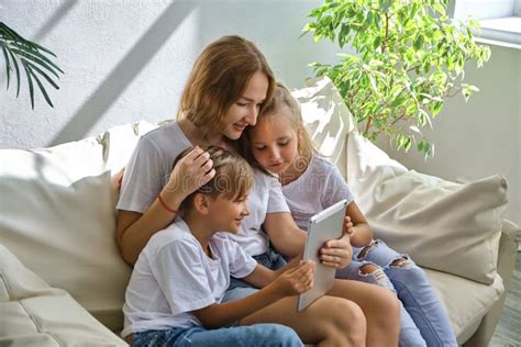 M Re Avec Son Fils Et Sa Fille Jouant Avec La Tablette Num Rique Image Stock Image Du