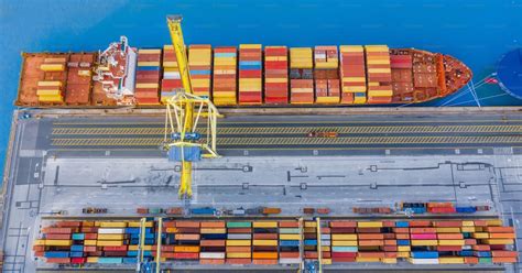 항구 부두 높이에서 조감도 컨테이너 하역을 예상하여 바다에서 도착하는 계류된 화물선 사진 Unsplash의 컨테이너선 이미지