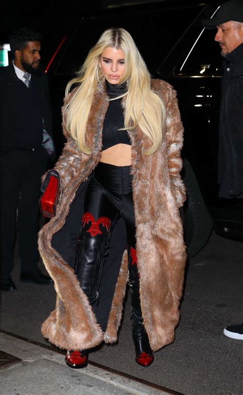 Jessica Simpson In A Tan Fur Coat Leaves Her Hotel In New York Celeb
