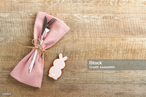 부활절 브런치 테이블 설정 봄 부활절 휴가 개념에는 흰색 분홍색 접시 냅킨이 있으며 장식 기호가 있는 휴일 토끼 계란 오래된 나무 배경에 꽃다발이 있습니다 평면도 4월에