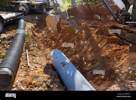 Le Travailleur Qui Utilise Les Tuyaux Dévacuation Des Eaux Usées De
