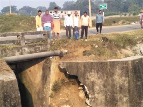 नहर पुल का गार्डवाल गिरा खतरा बढ़ा नहर पुल का गार्डवाल गिरा खतरा