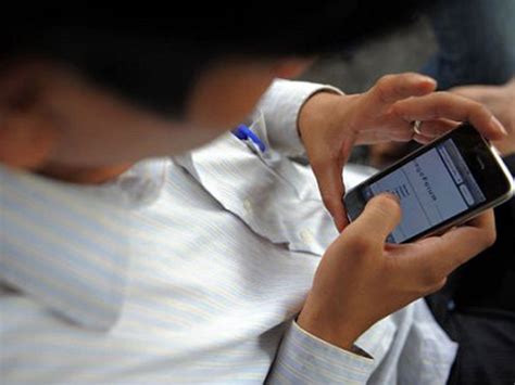 Síndrome del text neck cuáles son los consejos para tener en cuenta si hay dolor por usar