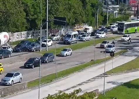 Acidente envolvendo ônibus e carro na Avenida Ayrton Senna