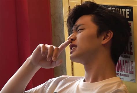 육성재 코찡긋 Thumbs Up