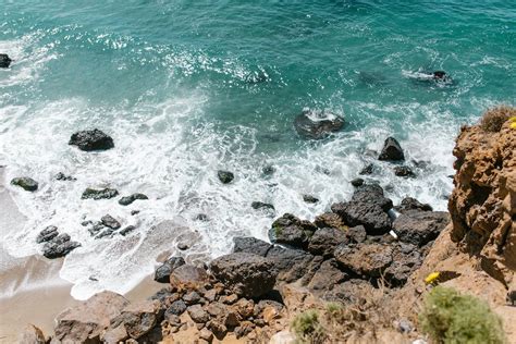 有关不变 侵蝕 冒險 卵石 和平的 夏天 多岩石的海岸 天性 寧靜 岩石 度假胜地 戶外 探索 撞击波浪 放松的