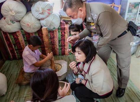 สมาคมแม่บ้านตำรวจเยี่ยมรร ตชด ชมการปลูกกาแฟคุณภาพ ต่อยอดขยายสาขา ปัน