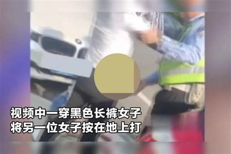 实拍：两女司机停车当街扯头互撕 一女子将另一位女子按在地上打