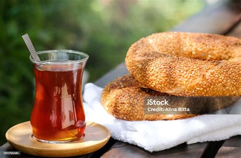 전통적인 터키 참깨 베이글 시뮬레이션과 단단한 태양 빛 그림자가있는 나무 배경에 터키 차 길거리 음식 맛있는 아침 식사 자연 배경 0명에 대한 스톡 사진 및 기타 이미지