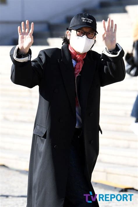 T포토 이동휘 눈에 띄는 빨간 스카프 네이트 연예