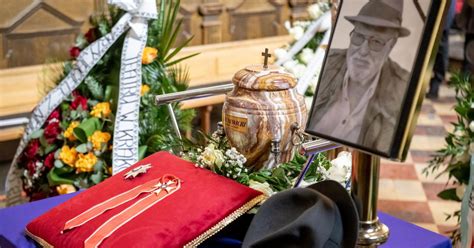 Pogrzeb Jana Nowickiego Żegnali go rodzina przyjaciele i wielu polskich aktorów Dziennik pl