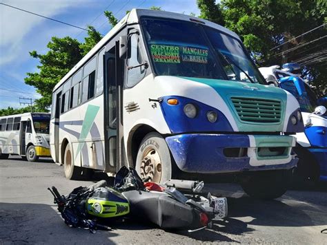 Motociclista Fracturado Al Impactarse Con El Pulpo