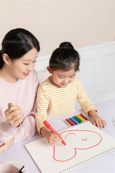 엄마와 딸스케치북에 하트그림을 그리고있는 사진 유토이미지 상세페이지 베이직샵 사진 22010058