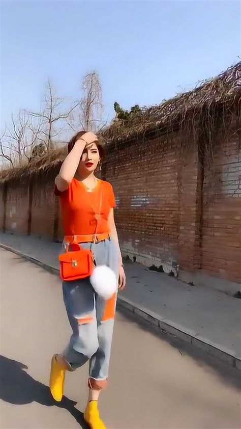 个性牛仔裤搭配橙色T恤小姐姐看起来轻松自在漂亮又迷人 高清1080P在线观看平台 腾讯视频