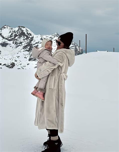 Vitaa en vacances à la montagne prend la pose avec sa fille Noa