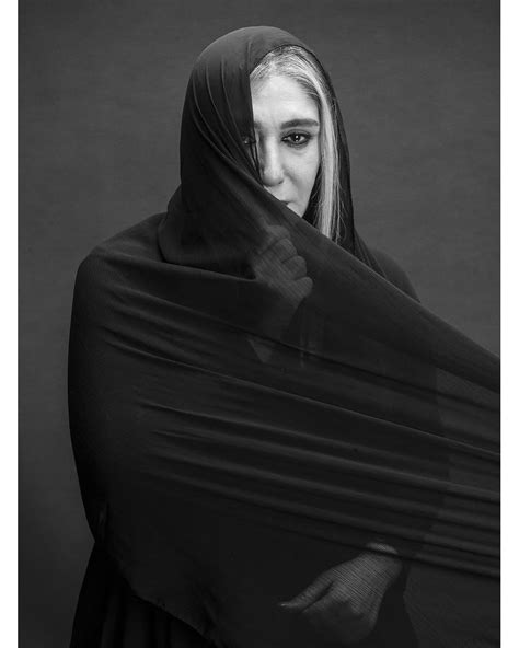 چهره‌های غم‌بار و چشمان اشکیِ خانم‌های بازیگر در این عکس‌ها جلب‌توجه کرد